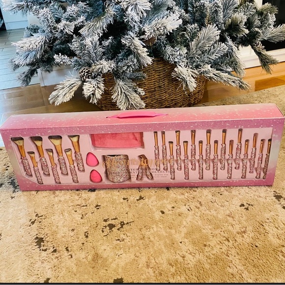 Makeup | Heartstopper Glitz And Glam Pink 28pc Essentials Collection ...